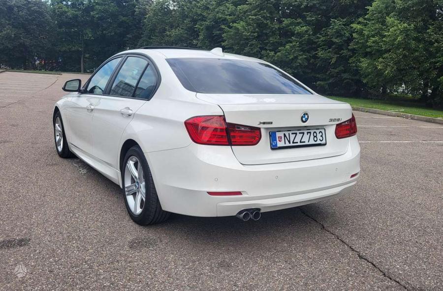 White BMW 328 2015 in Vilnius, with an engine capacity of 2.00 L and mileage of 218 thousand km for 10500 €, photo 4 on AUTOMOTO.COM.LV