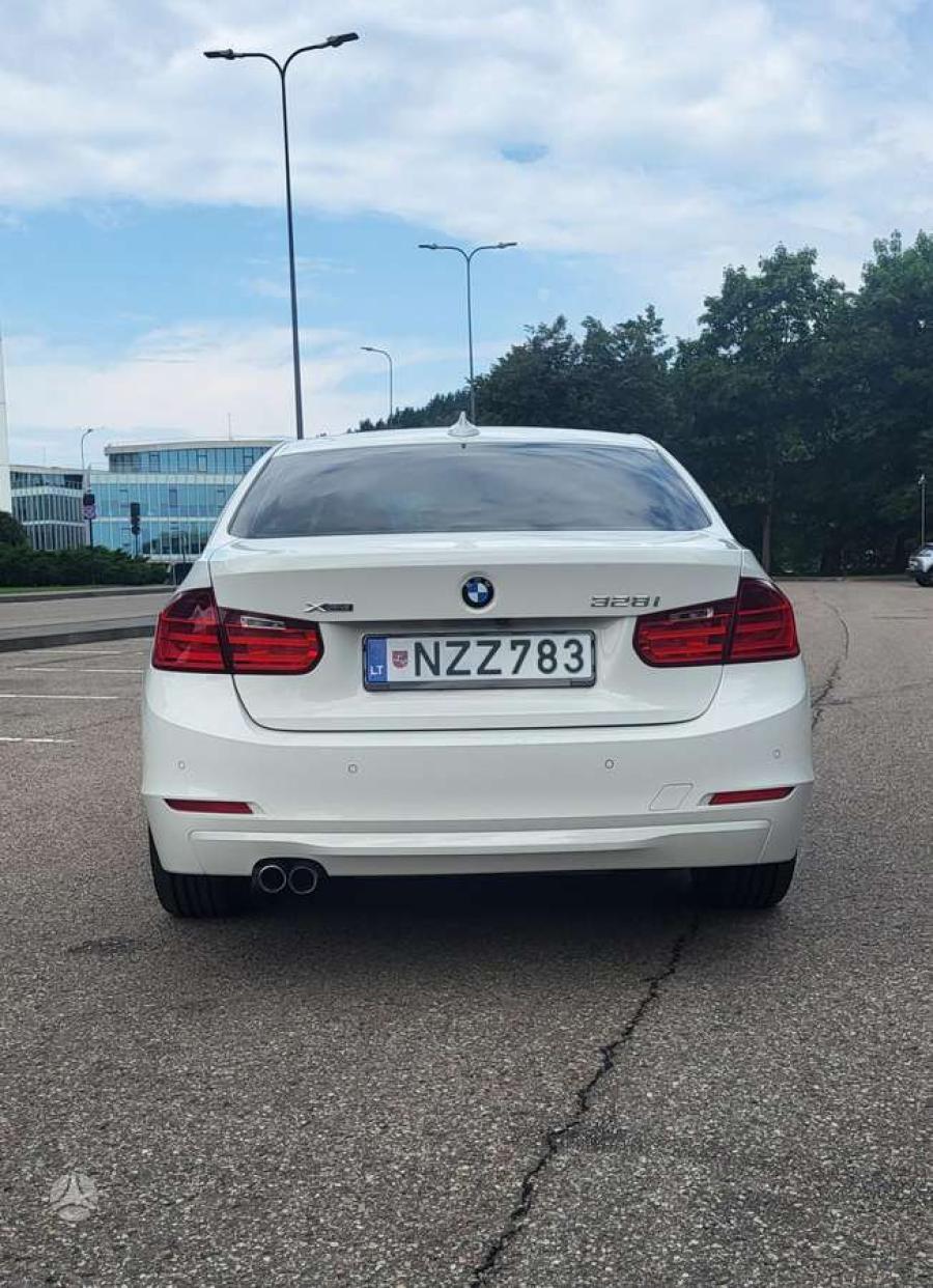 White BMW 328 2015 in Vilnius, with an engine capacity of 2.00 L and mileage of 218 thousand km for 10500 €, photo 5 on AUTOMOTO.COM.LV