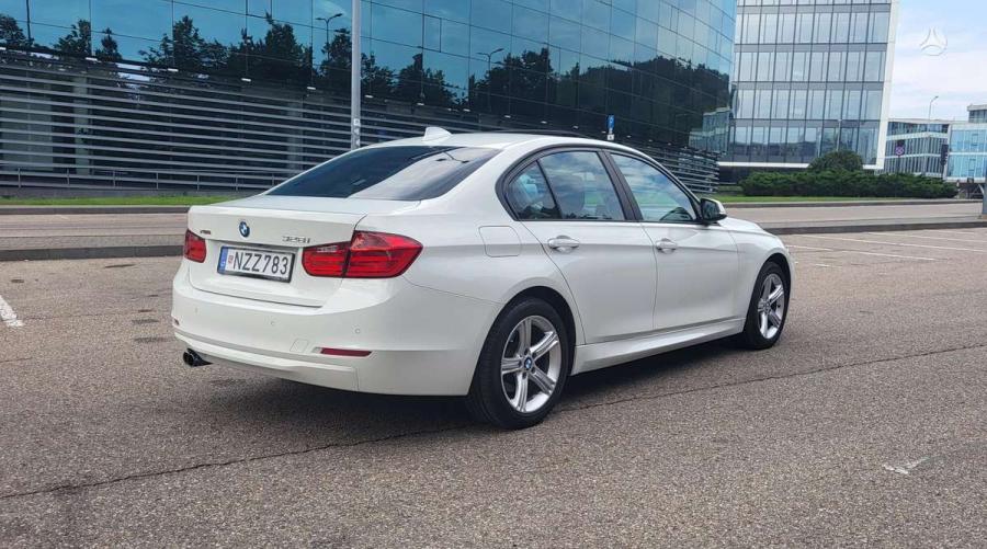 White BMW 328 2015 in Vilnius, with an engine capacity of 2.00 L and mileage of 218 thousand km for 10500 €, photo 7 on AUTOMOTO.COM.LV