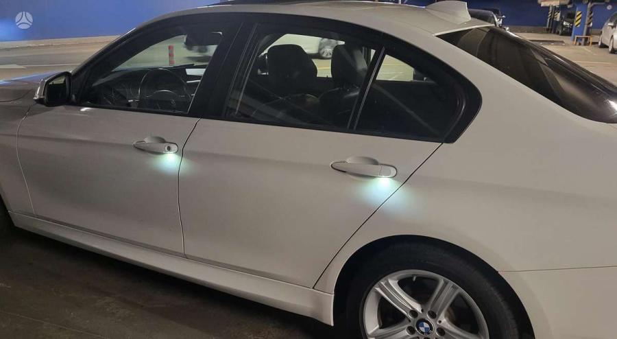 White BMW 328 2015 in Vilnius, with an engine capacity of 2.00 L and mileage of 218 thousand km for 10500 €, photo 18 on AUTOMOTO.COM.LV