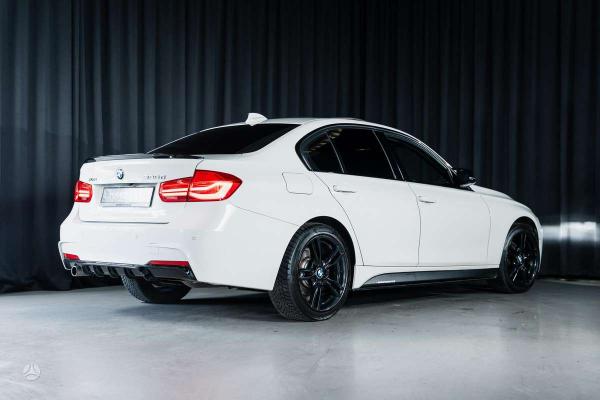 White BMW 328 2018 in Vilnius, with an engine capacity of 2.00 L and mileage of 136 thousand km for 14499 €, photo 4 on AUTOMOTO.COM.LV