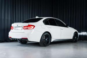 White BMW 328 2018 in Vilnius, with an engine capacity of 2.00 L and mileage of 136 thousand km for 14499 €, photo 5 on AUTOMOTO.COM.LV