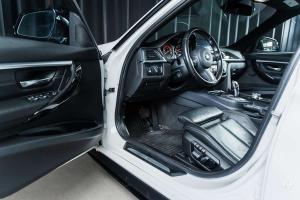 White BMW 328 2018 in Vilnius, with an engine capacity of 2.00 L and mileage of 136 thousand km for 14499 €, photo 12 on AUTOMOTO.COM.LV