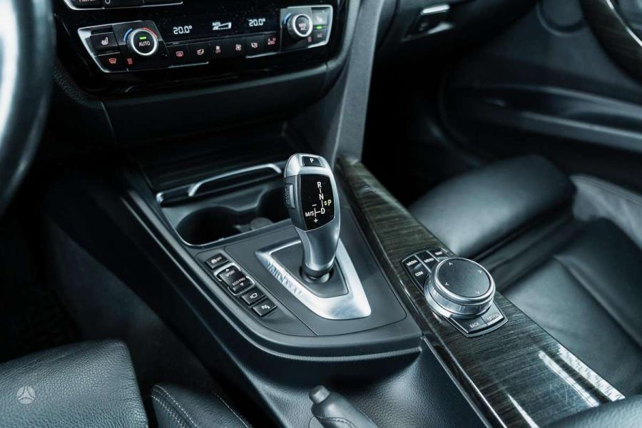 White BMW 328 2018 in Vilnius, with an engine capacity of 2.00 L and mileage of 136 thousand km for 14499 €, photo 21 on AUTOMOTO.COM.LV