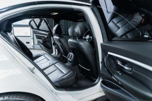 White BMW 328 2018 in Vilnius, with an engine capacity of 2.00 L and mileage of 136 thousand km for 14499 €, photo 25 on AUTOMOTO.COM.LV