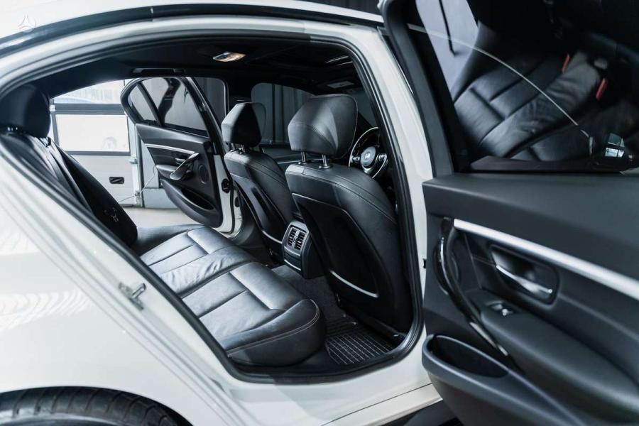 White BMW 328 2018 in Vilnius, with an engine capacity of 2.00 L and mileage of 136 thousand km for 14499 €, photo 25 on AUTOMOTO.COM.LV