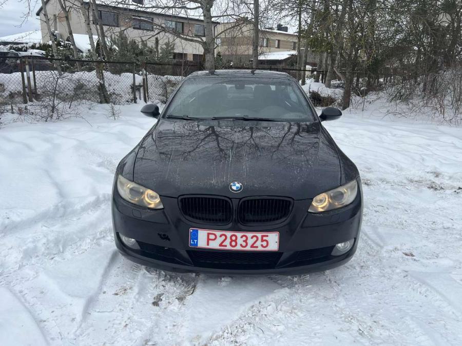 Black BMW 330 2007 in Kaunas, with an engine capacity of 2.99 L and mileage of 279 thousand km for 7200 €, photo 2 on AUTOMOTO.COM.LV