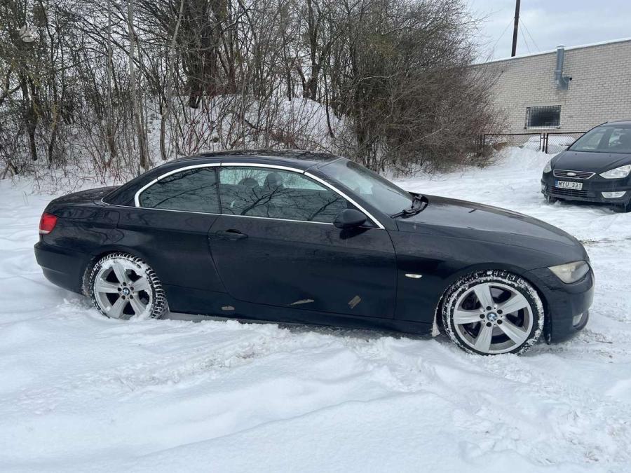 Black BMW 330 2007 in Kaunas, with an engine capacity of 2.99 L and mileage of 279 thousand km for 7200 €, photo 4 on AUTOMOTO.COM.LV