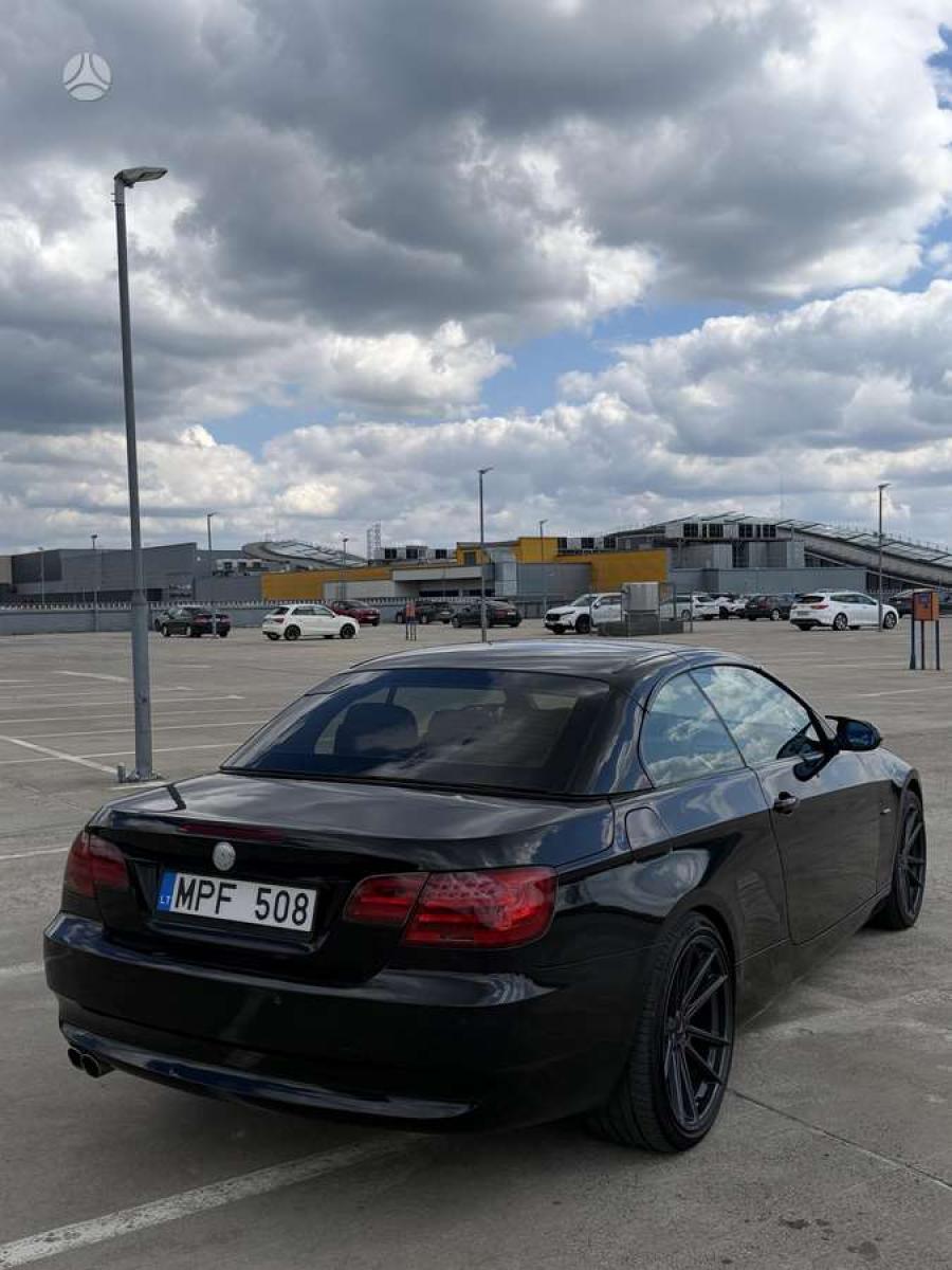 Black BMW 330 2007 in Vilnius, with an engine capacity of 3.00 L and mileage of 317 thousand km for 7800 €, photo 3 on AUTOMOTO.COM.LV