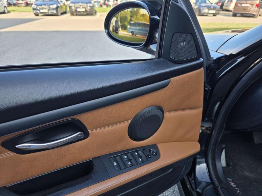 Melns BMW 330 2008 Jonava, ar dzinēja tilpumu 2.99 L un nobraukumu 268 tūkst. km par 8499 €, foto 17 vietnē AUTOMOTO.COM.LV