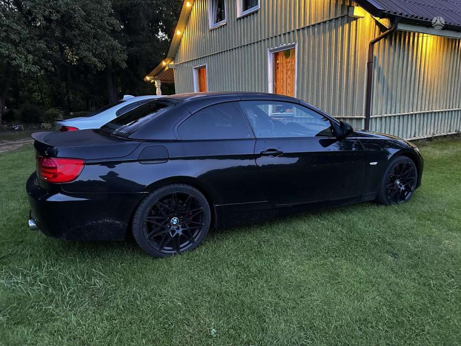 Black BMW 330 2010 in Telschi, with an engine capacity of 2.99 L and mileage of 222 thousand km for 9999 €, photo 5 on AUTOMOTO.COM.LV