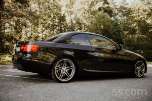 Black BMW 330 2011 in Riga, with an engine capacity of 3.00 L and mileage of 0 thousand km for 11990 €, photo 3 on AUTOMOTO.COM.LV
