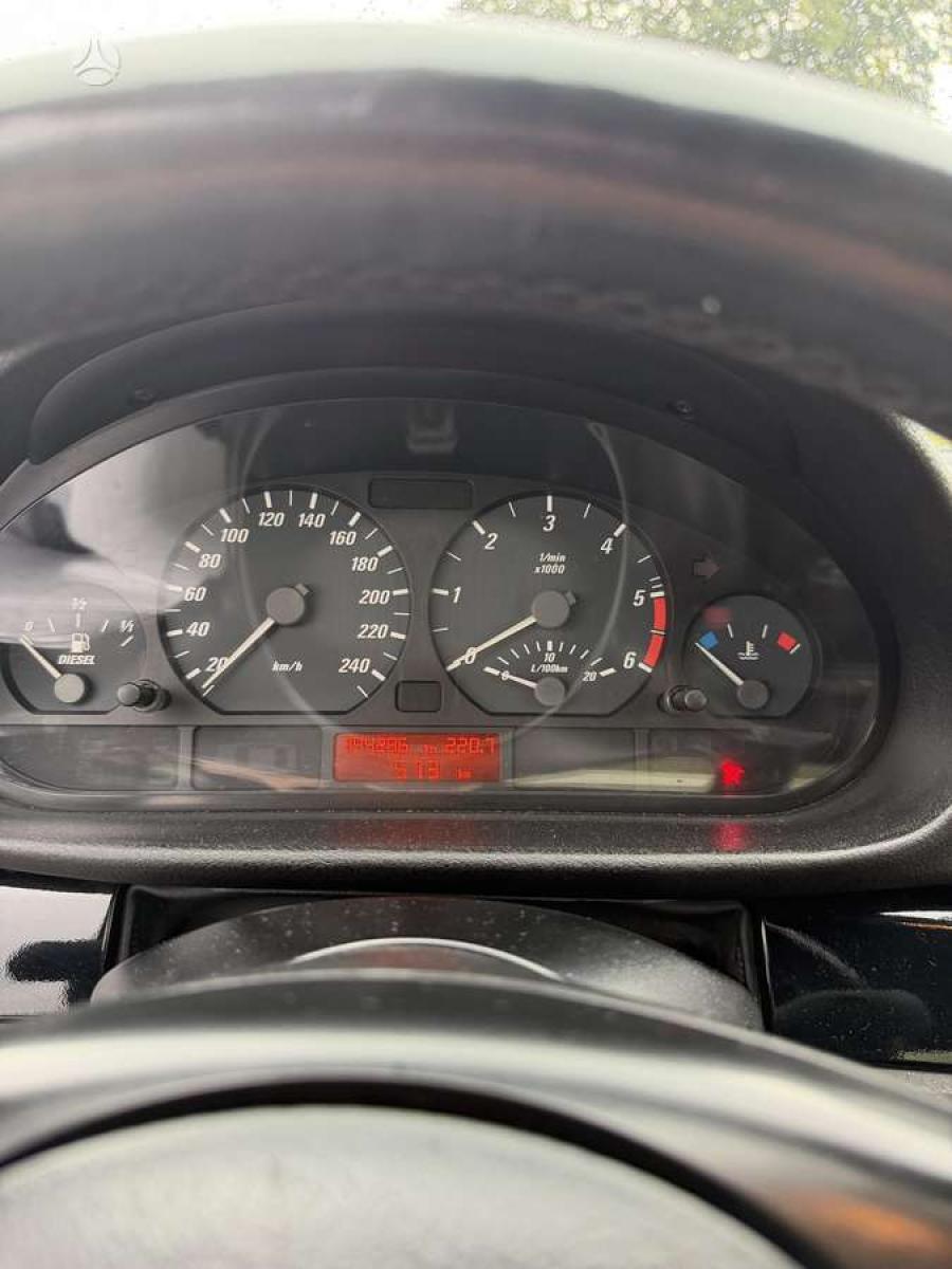 Black BMW 330 2003 in Vilnius, with an engine capacity of 2.99 L and mileage of 394 thousand km for 4400 €, photo 5 on AUTOMOTO.COM.LV