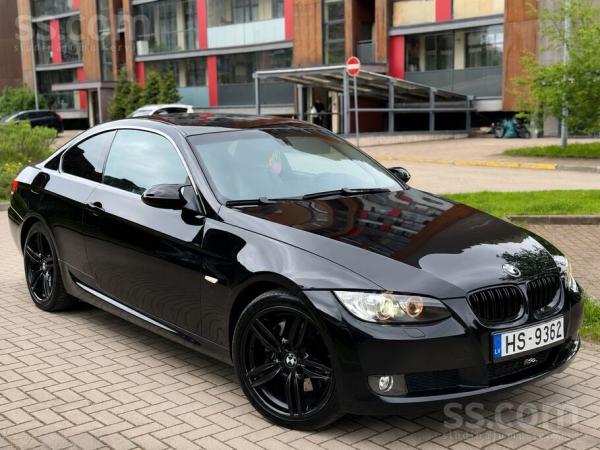 Black BMW 330 2006 in Riga, with an engine capacity of 3.00 L and mileage of 259 thousand km for 5990 €, photo 1 on AUTOMOTO.COM.LV