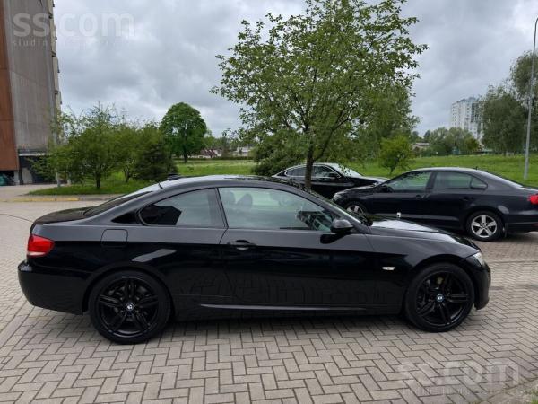 Black BMW 330 2006 in Riga, with an engine capacity of 3.00 L and mileage of 259 thousand km for 5990 €, photo 2 on AUTOMOTO.COM.LV