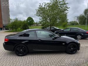Black BMW 330 2006 in Riga, with an engine capacity of 3.00 L and mileage of 259 thousand km for 5990 €, photo 3 on AUTOMOTO.COM.LV