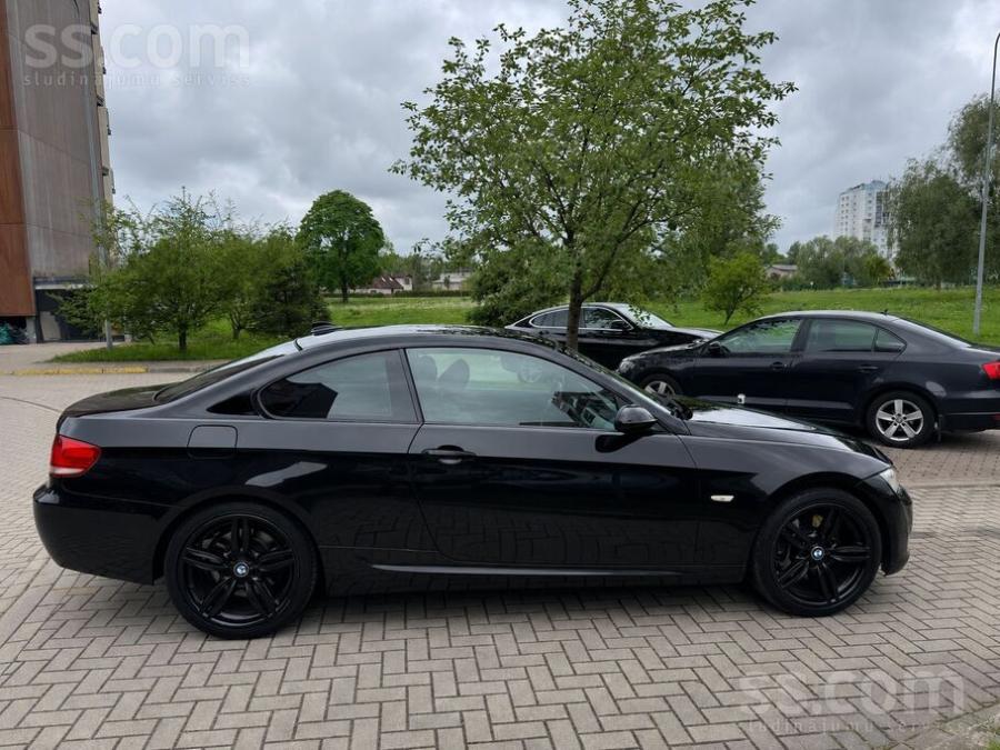 Black BMW 330 2006 in Riga, with an engine capacity of 3.00 L and mileage of 259 thousand km for 5990 €, photo 3 on AUTOMOTO.COM.LV