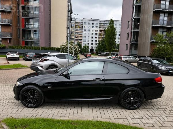 Black BMW 330 2006 in Riga, with an engine capacity of 3.00 L and mileage of 259 thousand km for 5990 €, photo 3 on AUTOMOTO.COM.LV