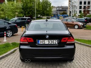 Black BMW 330 2006 in Riga, with an engine capacity of 3.00 L and mileage of 259 thousand km for 5990 €, photo 5 on AUTOMOTO.COM.LV