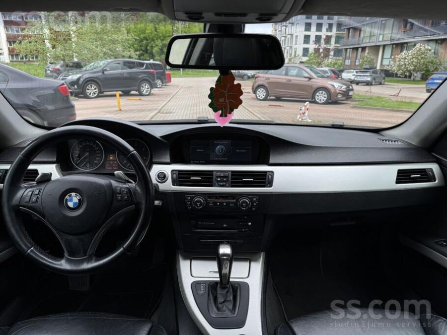 Black BMW 330 2006 in Riga, with an engine capacity of 3.00 L and mileage of 259 thousand km for 5990 €, photo 6 on AUTOMOTO.COM.LV