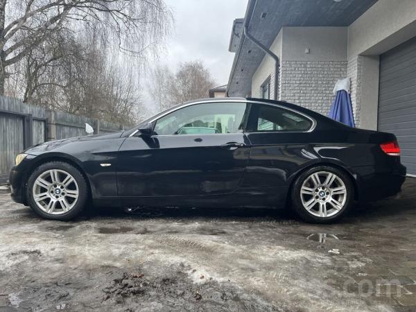 Black BMW 330 2006 in Riga, with an engine capacity of 3.00 L and mileage of 323 thousand km for 6400 €, photo 5 on AUTOMOTO.COM.LV