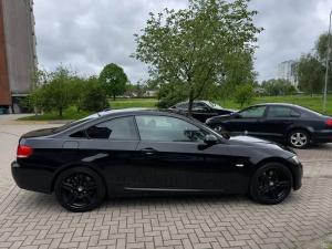 Black BMW 330 2006 in Riga, with an engine capacity of 3.00 L and mileage of 259 thousand km for 5990 €, photo 3 on AUTOMOTO.COM.LV