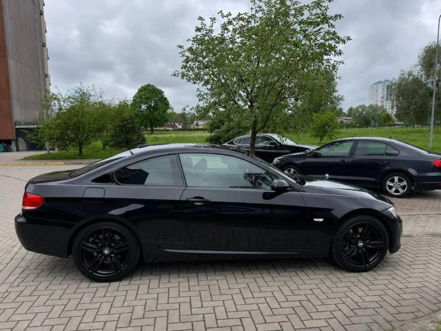 Black BMW 330 2006 in Riga, with an engine capacity of 3.00 L and mileage of 259 thousand km for 5990 €, photo 3 on AUTOMOTO.COM.LV