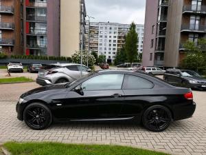 Black BMW 330 2006 in Riga, with an engine capacity of 3.00 L and mileage of 259 thousand km for 5990 €, photo 4 on AUTOMOTO.COM.LV