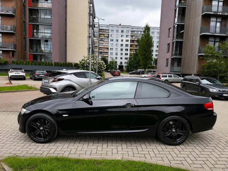 Black BMW 330 2006 in Riga, with an engine capacity of 3.00 L and mileage of 259 thousand km for 5990 €, photo 4 on AUTOMOTO.COM.LV