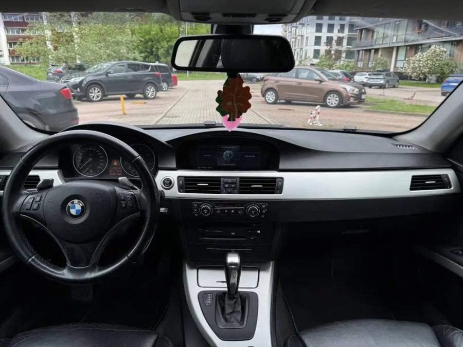 Black BMW 330 2006 in Riga, with an engine capacity of 3.00 L and mileage of 259 thousand km for 5990 €, photo 7 on AUTOMOTO.COM.LV