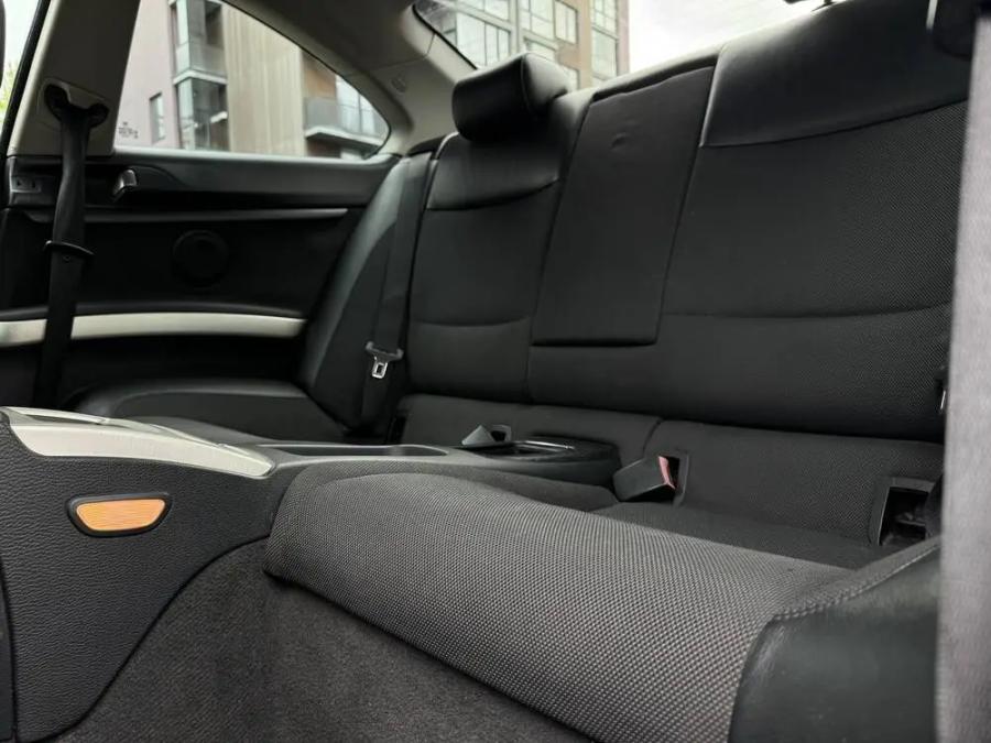 Black BMW 330 2006 in Riga, with an engine capacity of 3.00 L and mileage of 259 thousand km for 5990 €, photo 8 on AUTOMOTO.COM.LV
