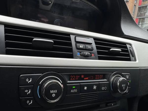 Black BMW 330 2006 in Riga, with an engine capacity of 3.00 L and mileage of 259 thousand km for 5990 €, photo 8 on AUTOMOTO.COM.LV