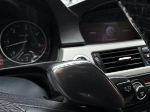 Black BMW 330 2006 in Riga, with an engine capacity of 3.00 L and mileage of 259 thousand km for 5990 €, photo 17 on AUTOMOTO.COM.LV