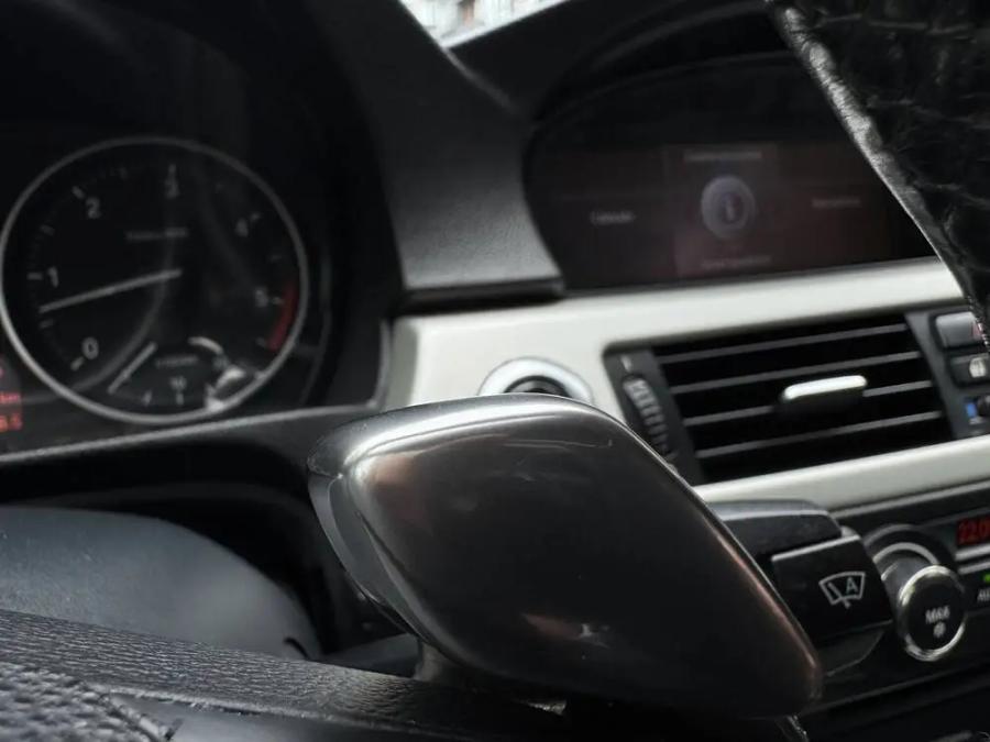 Black BMW 330 2006 in Riga, with an engine capacity of 3.00 L and mileage of 259 thousand km for 5990 €, photo 17 on AUTOMOTO.COM.LV