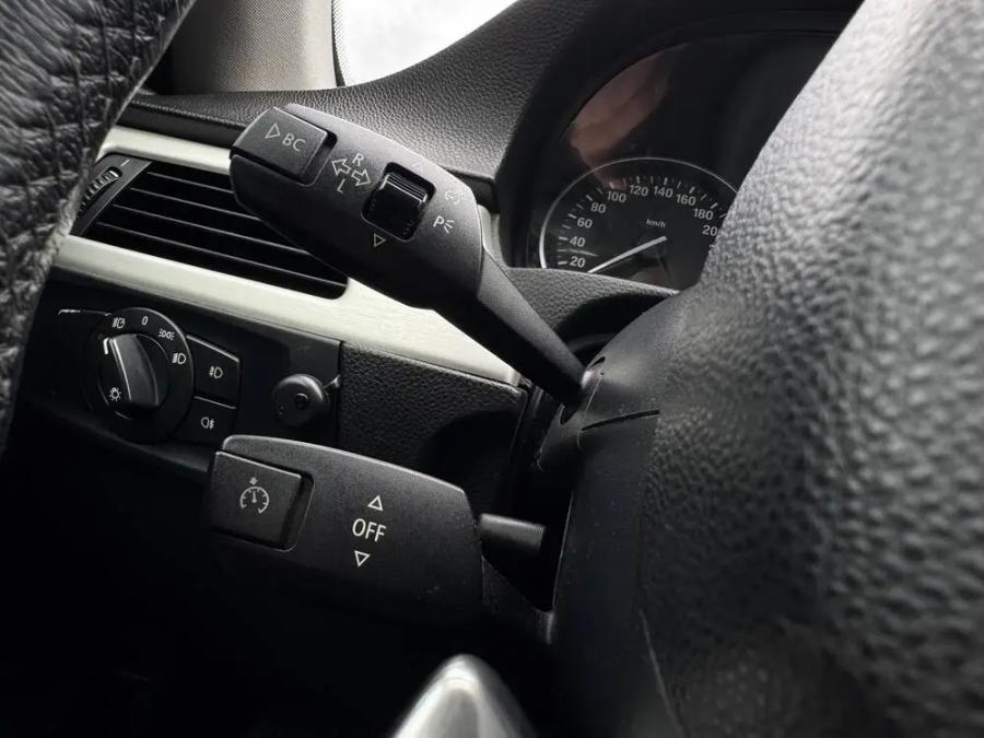 Black BMW 330 2006 in Riga, with an engine capacity of 3.00 L and mileage of 259 thousand km for 5990 €, photo 18 on AUTOMOTO.COM.LV