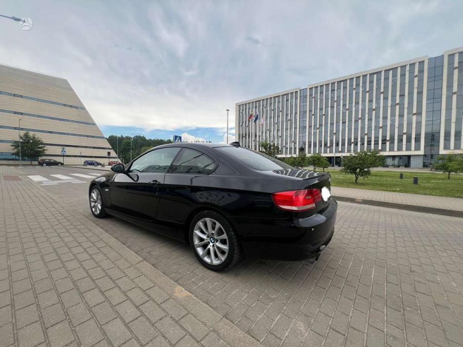 Black BMW 330 2007 in Vilnius, with an engine capacity of 2.99 L and mileage of 283 thousand km for 7300 €, photo 3 on AUTOMOTO.COM.LV