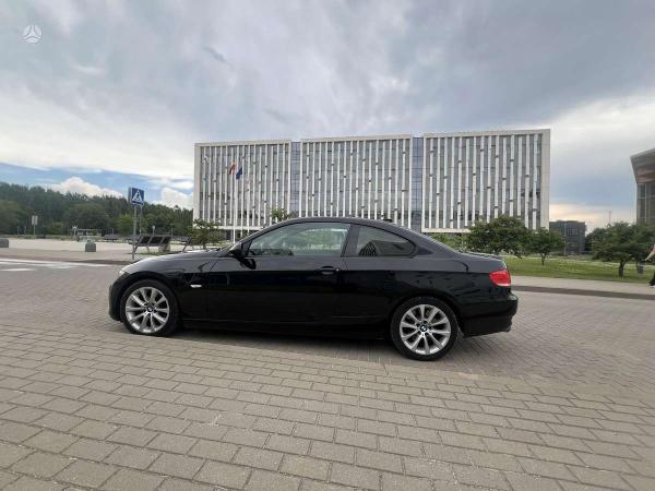 Black BMW 330 2007 in Vilnius, with an engine capacity of 2.99 L and mileage of 283 thousand km for 7300 €, photo 3 on AUTOMOTO.COM.LV