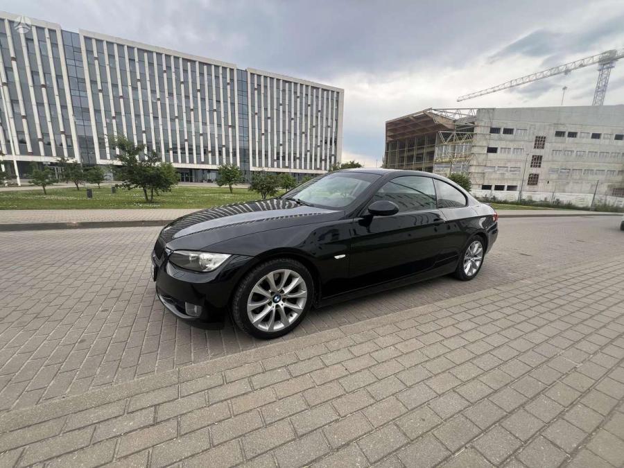 Black BMW 330 2007 in Vilnius, with an engine capacity of 2.99 L and mileage of 283 thousand km for 7300 €, photo 5 on AUTOMOTO.COM.LV