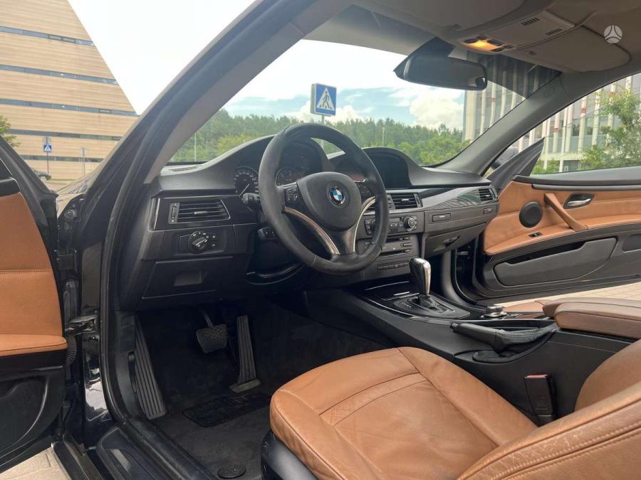 Black BMW 330 2007 in Vilnius, with an engine capacity of 2.99 L and mileage of 283 thousand km for 7300 €, photo 10 on AUTOMOTO.COM.LV