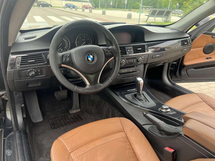 Black BMW 330 2007 in Vilnius, with an engine capacity of 2.99 L and mileage of 283 thousand km for 7300 €, photo 11 on AUTOMOTO.COM.LV