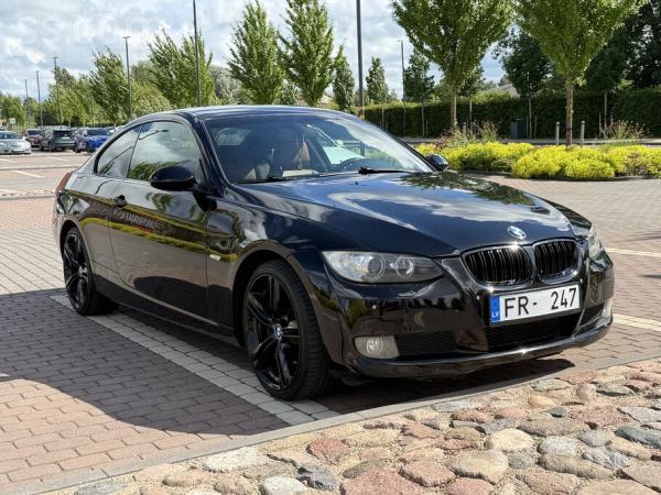 Black BMW 330 2007 in Ventspils, with an engine capacity of 3.00 L and mileage of 337 thousand km for 6000 €, photo 2 on AUTOMOTO.COM.LV