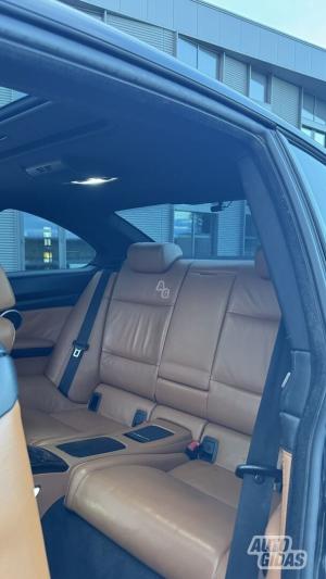 Melns BMW 330 2007 Šauļi, ar dzinēja tilpumu 3.00 L un nobraukumu 370 tūkst. km par 9499 €, foto 14 vietnē AUTOMOTO.COM.LV