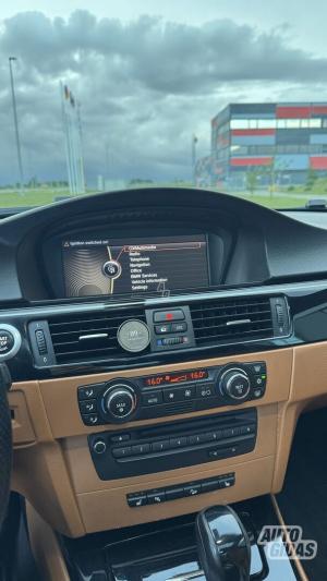 Melns BMW 330 2007 Šauļi, ar dzinēja tilpumu 3.00 L un nobraukumu 370 tūkst. km par 9499 €, foto 15 vietnē AUTOMOTO.COM.LV