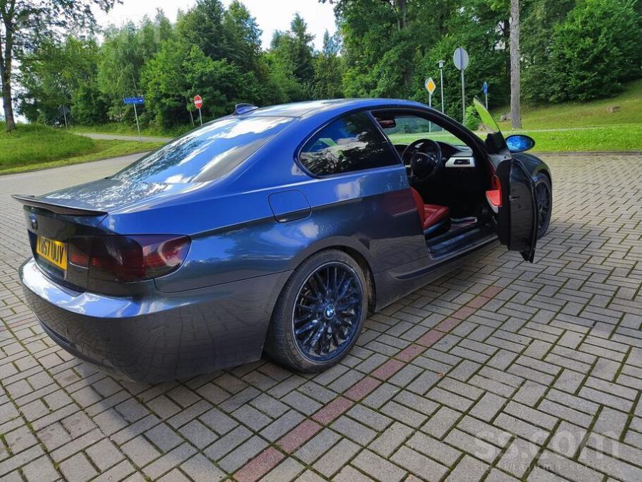 Melns BMW 330 2008 Krāslava, ar dzinēja tilpumu 3.00 L un nobraukumu 271 tūkst. km par 3300 €, foto 4 vietnē AUTOMOTO.COM.LV