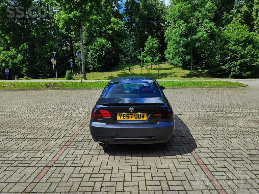 Melns BMW 330 2008 Krāslava, ar dzinēja tilpumu 3.00 L un nobraukumu 271 tūkst. km par 3300 €, foto 11 vietnē AUTOMOTO.COM.LV