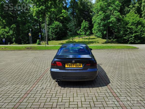 Black BMW 330 2008 in Kraslava, with an engine capacity of 3.00 L and mileage of 271 thousand km for 3300 €, photo 10 on AUTOMOTO.COM.LV