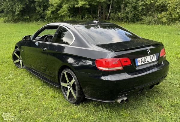 Melns BMW 330 2008 Viļņa, ar dzinēja tilpumu 3.00 L un nobraukumu 286 tūkst. km par 7500 €, foto 5 vietnē AUTOMOTO.COM.LV