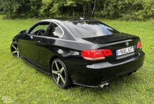 Black BMW 330 2008 in Vilnius, with an engine capacity of 3.00 L and mileage of 286 thousand km for 7500 €, photo 5 on AUTOMOTO.COM.LV