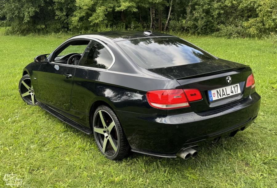 Black BMW 330 2008 in Vilnius, with an engine capacity of 3.00 L and mileage of 286 thousand km for 7500 €, photo 5 on AUTOMOTO.COM.LV