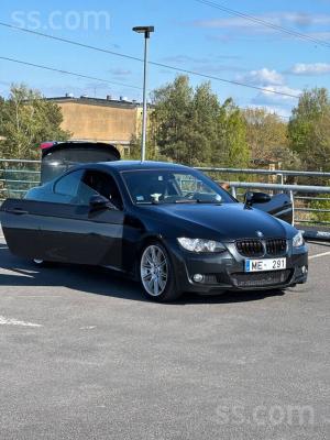 Black BMW 330 2009 in Riga, with an engine capacity of 3.00 L and mileage of 325 thousand km for 8900 €, photo 2 on AUTOMOTO.COM.LV